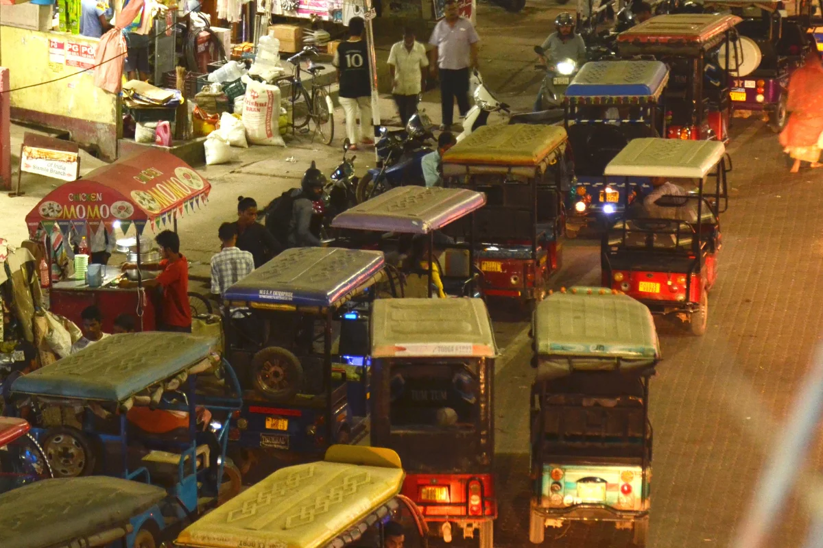 Haphazard E-Rickshaw Parking Creating Traffic Chaos in Six Mile